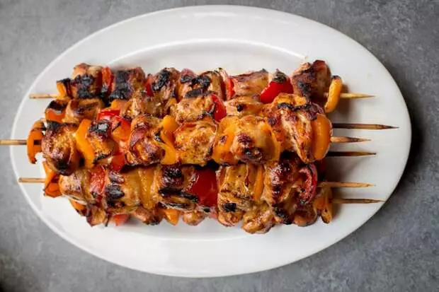 Una delizia divina per i tuoi ospiti: kebab di maiale in pancetta