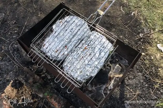 Stavite ciabattu umotanu u foliju na roštilj i pecite na otvorenoj vatri 3-4 minuta sa svake strane.