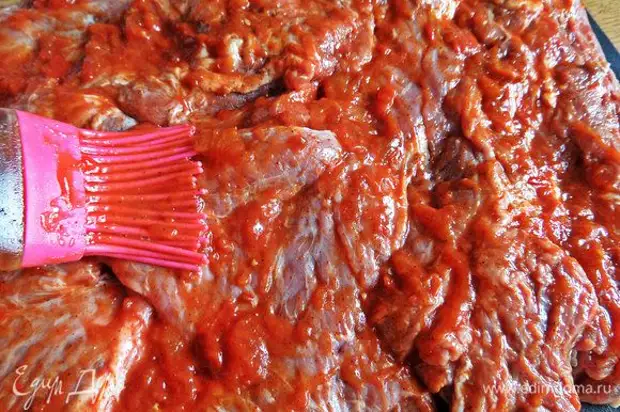 Smeer eers die gemarineerde vleis met klaargemaakte salsa of ketchup.