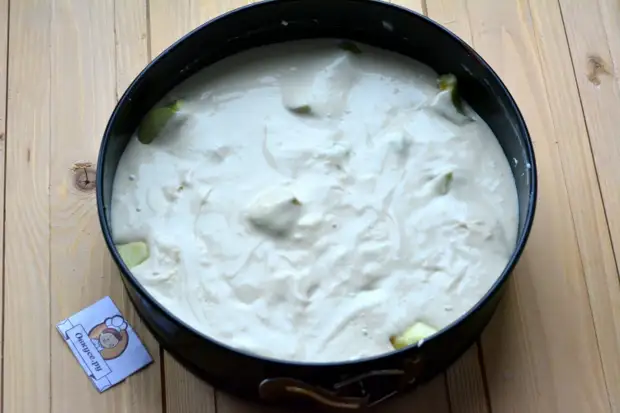 Карамель қосылған йогурт қосылған алма пирогы
