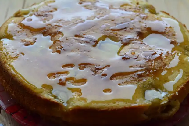 Apple pie with yogurt with caramel