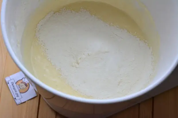 Torta tat-tuffieħ bil-jogurt bil-karamella