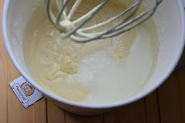 Pai epal dengan yogurt dengan karamel