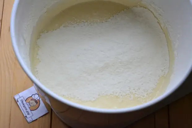 Карамель қосылған йогурт қосылған алма пирогы