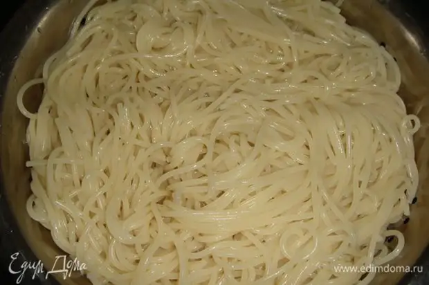 Ferva os espaguetes en auga con sal ata que estean al dente (case listos).