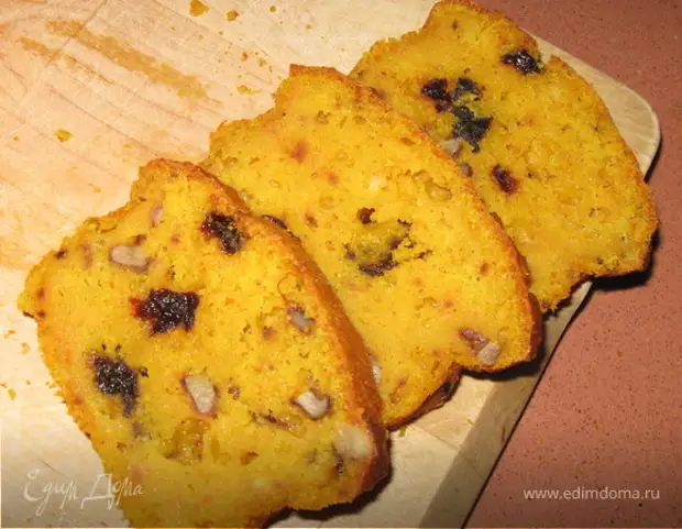 Gambar atas permintaan Muffin lobak merah-soba dengan walnut