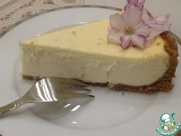 Cheesecake e entsoeng lapeng ka chisi ea kottage e nang le lime