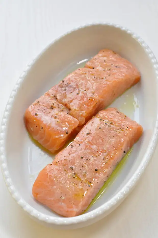 Salmon e nang le tranelate ea caviar sauce