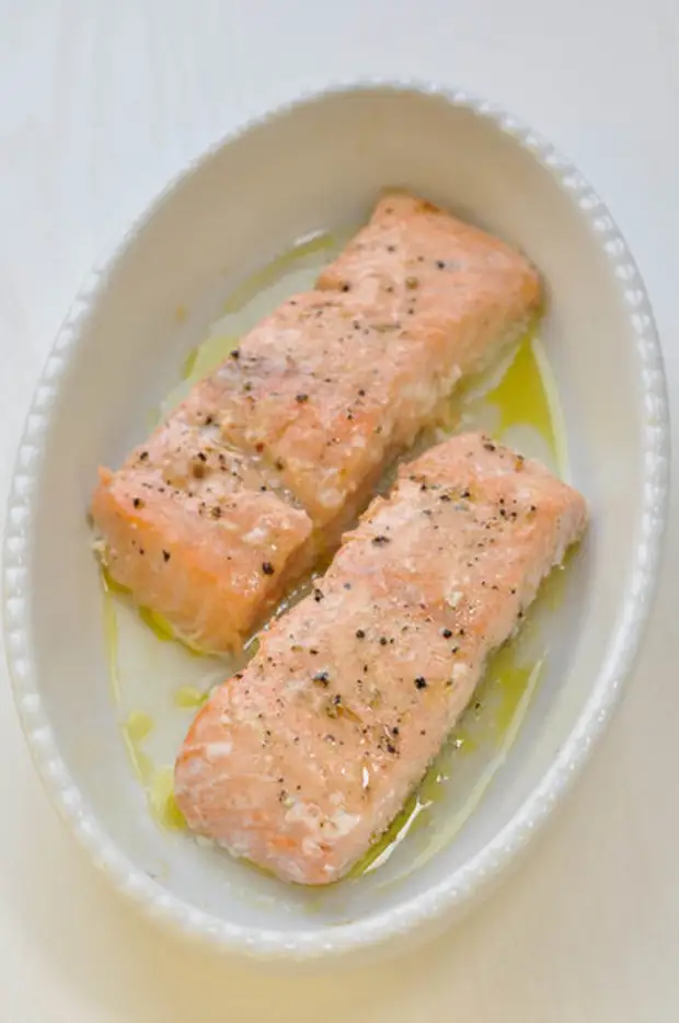 Salmon e nang le tranelate ea caviar sauce