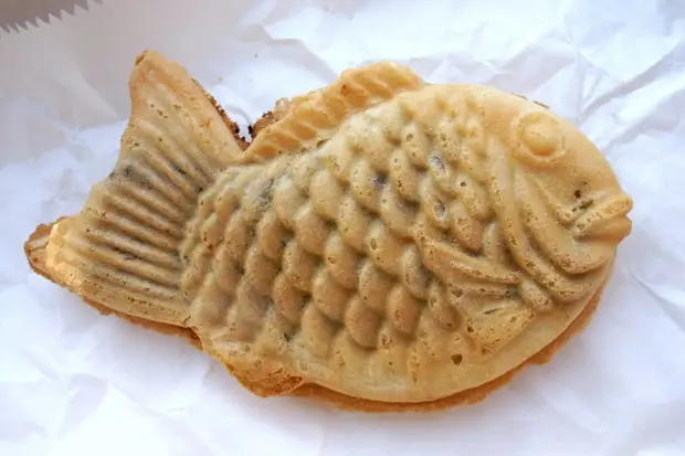 Тайяки - печінка у формі риби з начинкою у вигляді джему з бобів адзуки. Ну або заварного крему, шоколаду чи сиру — для тих, хто не справжній японець.