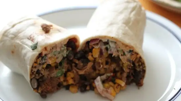 Carne Picada: Burrito con Frijoles y Maíz