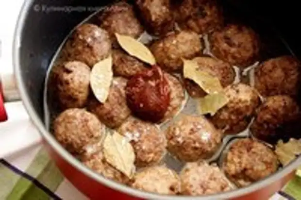 Meatballs in gravy, like in a garden