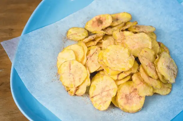 Aardappelchips uit de magnetron zullen beter smaken met kruiden. / Foto: liveinternet.ru