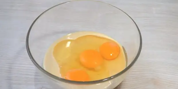 Jajka należy rozbić do osobnego pojemnika, aby skorupka nie dostała się do ciasta. / Zdjęcie: willcomfort.ru
