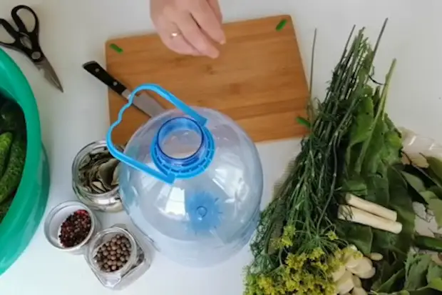 Een snelle manier om komkommers voor de winter te maken / komkommers in een fles: foto stap 2