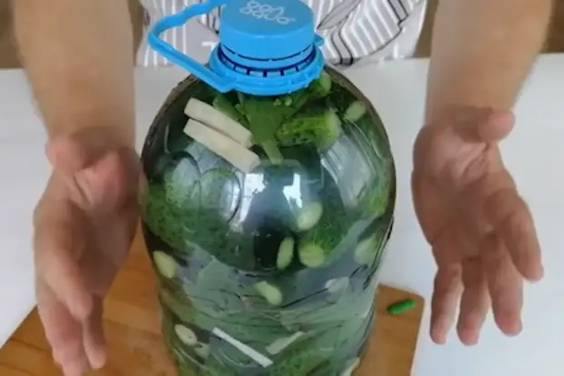 'n Vinnige manier om komkommers vir die winter te piekel / komkommers in 'n bottel: foto stap 5