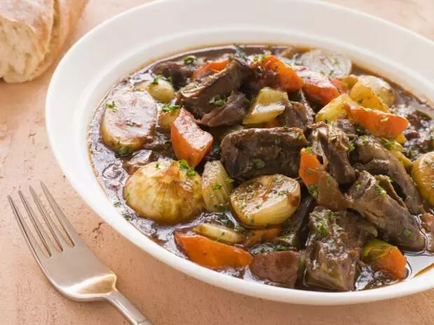 Irish nqaij stew: sab saum toj 5 zaub mov txawv