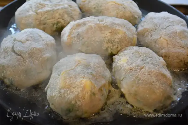 Bumuo ng mga cutlet mula sa tinadtad na karne, igulong ang mga ito sa harina at iprito sa isang mainit na kawali na may pagdaragdag ng langis ng gulay sa magkabilang panig hanggang sa ginintuang kayumanggi (3 minuto sa bawat panig).