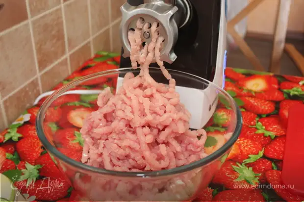 Prepare minced meat in a meat grinder.