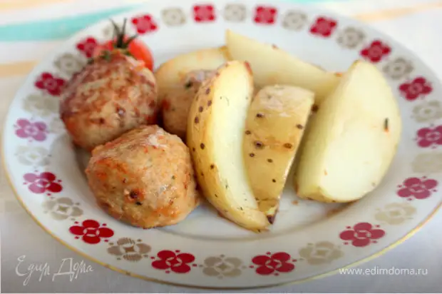 Gupitin ang mga patatas sa mga wedges. Gupitin ang mga dahon mula sa isang sprig ng rosemary, i-chop. Ilagay ang mga patatas sa isang ovenproof dish, ibuhos ang langis ng oliba, asin at paminta. Budburan ng rosemary. Maaari kang maglagay ng ilang cherry tomatoes sa tabi ng patatas. Maghurno sa 200 C sa loob ng 25-30 minuto. Para sa sarsa, magprito ng pinong tinadtad na shallots na may bawang, mga 5 minuto. Ibuhos sa puting alak. I-vaporize ito. Magdagdag ng tinadtad na kamatis at thyme at lutuin ng isa pang 10 minuto. Timplahan ng asin at paminta.