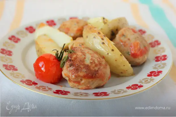 Ihain ang mga bola-bola na may patatas at sarsa.