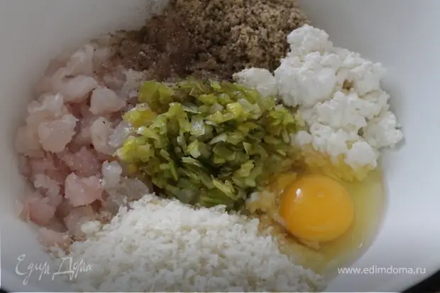 Bee azụ fillet n'ime nnukwu cubes, gbakwunye cheese cheese, achịcha crumbs, walnuts ala, akwa na leeks e ghere eghe na mmanụ oriri. Tinye nnu na ose ala ka ọ nụrụ ụtọ. Tinye elu ma ọ bụrụ na-ịchọrọ.