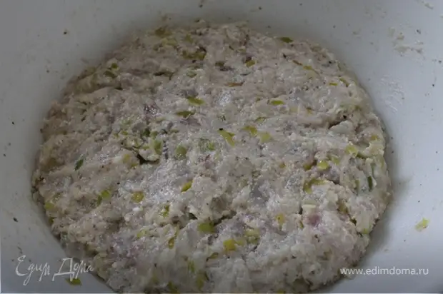 Mix the minced meat well, cover the dish with a lid and let stand for 30 minutes.