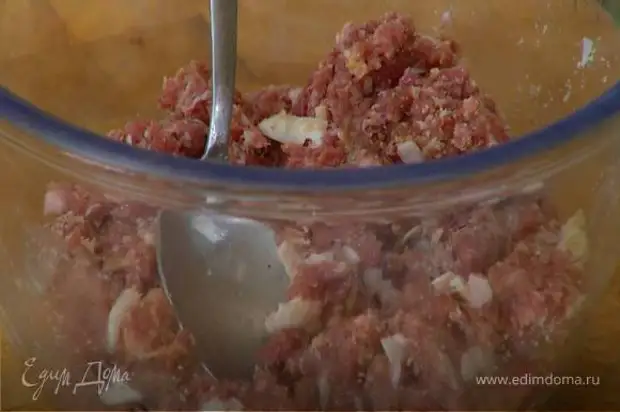 Ikpokọta grated cheese na minced anụ, achịcha crumbs, tinye akwa, nnu, ose na mix.