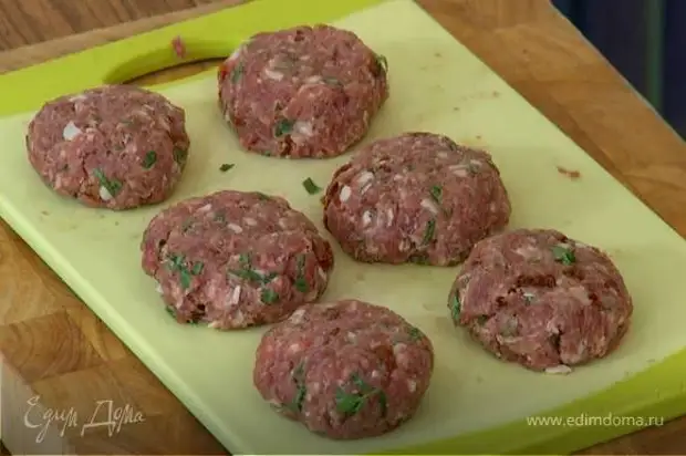 Pangani cutlets kuchokera ku minced nyama.