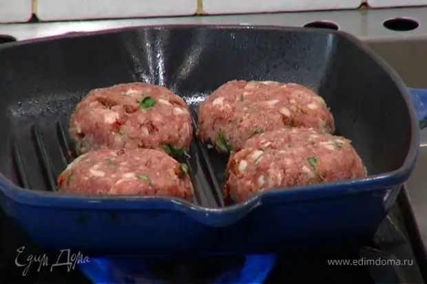 Heat the olive oil in a grill pan and fry the patties on both sides until tender.