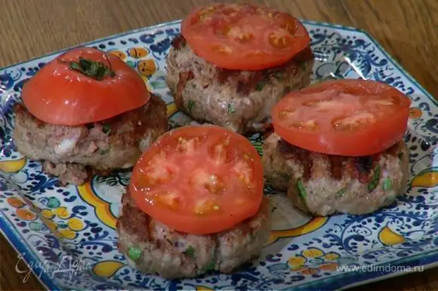 Cut the tomato into circles and place on hot patties.