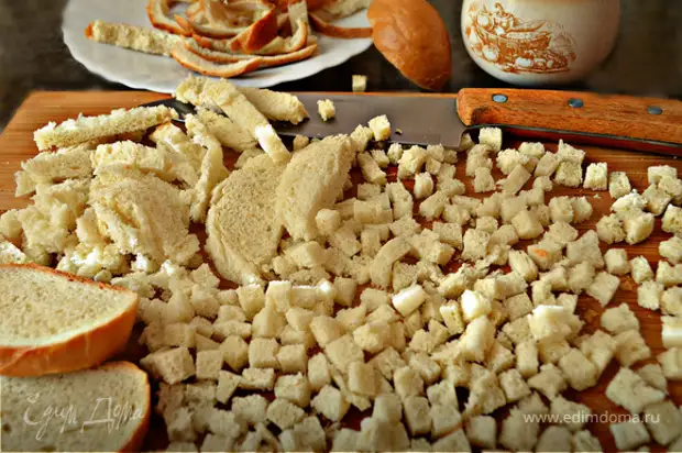 Cut the loaf into medium pieces and dry it, you can also in the oven, so the bread will absorb moisture better during cooking and will not be sticky.