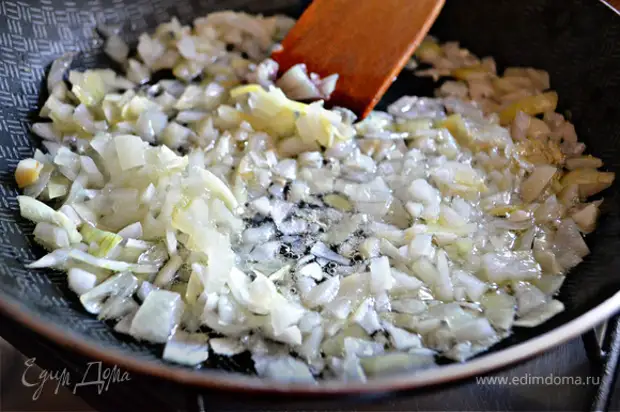 Pinong tumaga ang sibuyas at magprito ng kaunti sa langis ng gulay.