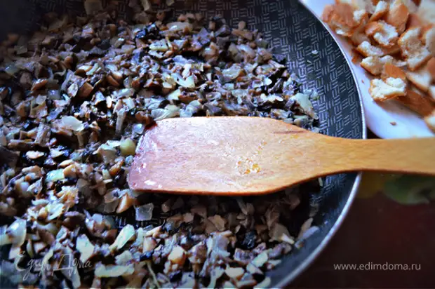 Simmer de paddestoelen en uien foar 10-15 minuten. Foegje bûter, sâlt, piper en stir.