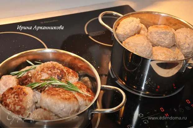 Pagkatapos ay ilipat sa isang kasirola. Ilagay ang mga sprig ng rosemary sa pagitan ng mga cutlet at kumulo ng halos 45 minuto sa mahinang apoy, magdagdag ng mainit na tubig kung kinakailangan. Palamigin ang mga cutlet, ilipat sa mga bag o mga form para sa pagyeyelo. Mayroon akong mga naturang cutlet na nakaimbak sa loob ng 5-6 na linggo.