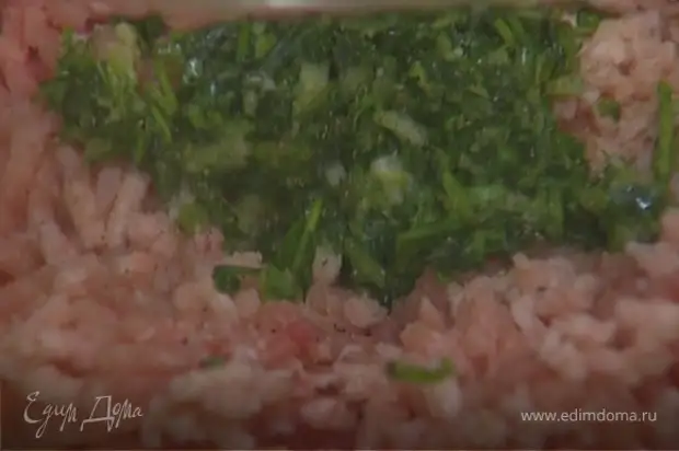 Add greens and ginger to the minced meat, season with salt, pepper, stir and refrigerate for half an hour.