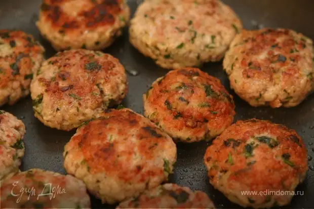 Init ang langis ng gulay sa isang kawali at iprito ang mga cutlet.