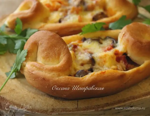 Turkish pide with vegetables