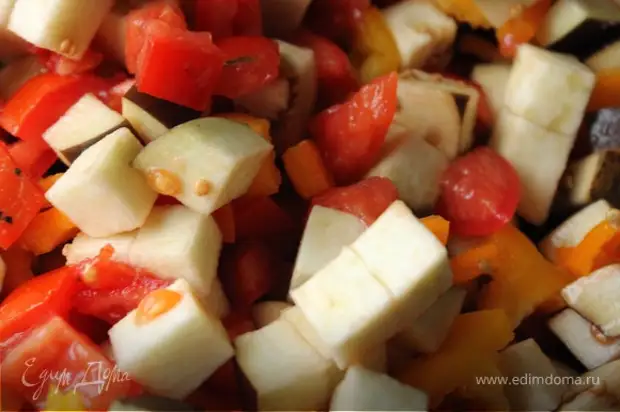 While the dough is right, prepare the vegetable filling. Cut all vegetables into cubes and simmer in a skillet until soft.