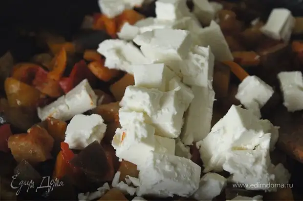 Cut feta cheese into cubes, add to vegetables and stir.