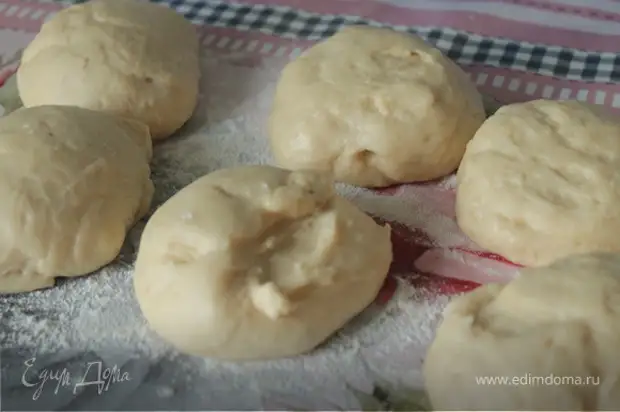 Knead the dough and divide into 10 parts.