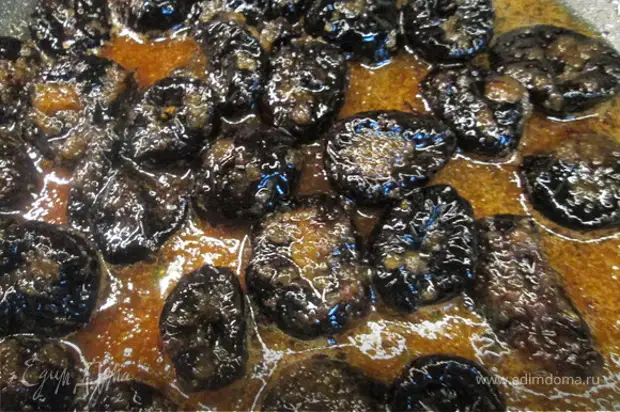 Pang'onopang'ono kufalitsa prunes pa caramel, kuwaza ndi sinamoni.