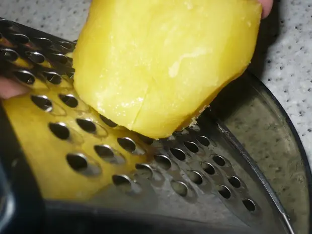 grate raw potatoes