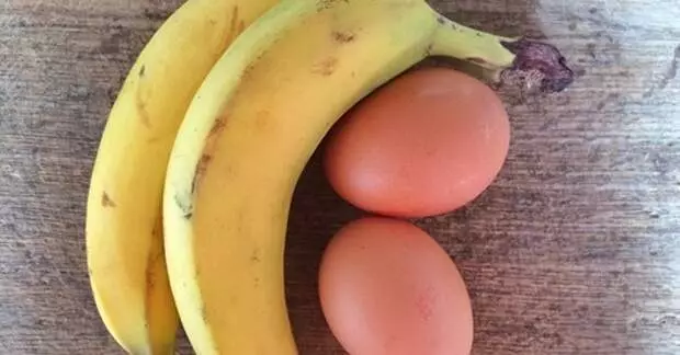 To æg og tre bananer