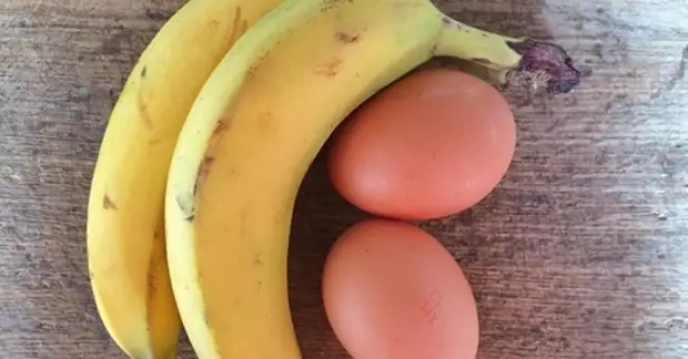 Dos huevos y tres plátanos.