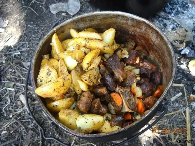 ¡La comida en una caminata y al aire libre siempre es más sabrosa! (22 fotos) almuerzo, naturaleza, barbacoa.