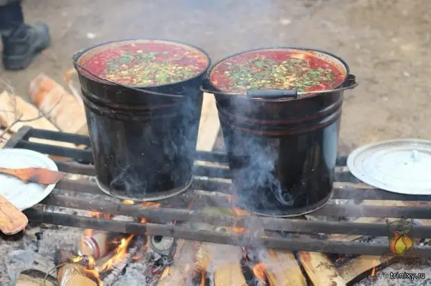 ¡La comida en una caminata y al aire libre siempre es más sabrosa! (22 fotos) almuerzo, naturaleza, barbacoa.