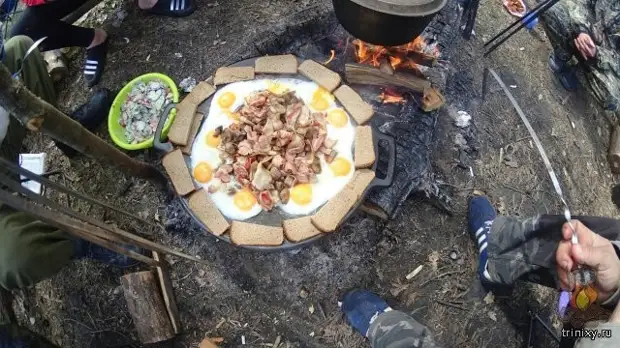 Jídlo na túře a venku je vždy chutnější! (22 fotek) oběd, příroda, grilování.