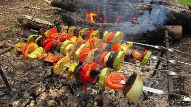 ¡La comida en una caminata y al aire libre siempre es más sabrosa! (22 fotos) almuerzo, naturaleza, barbacoa.