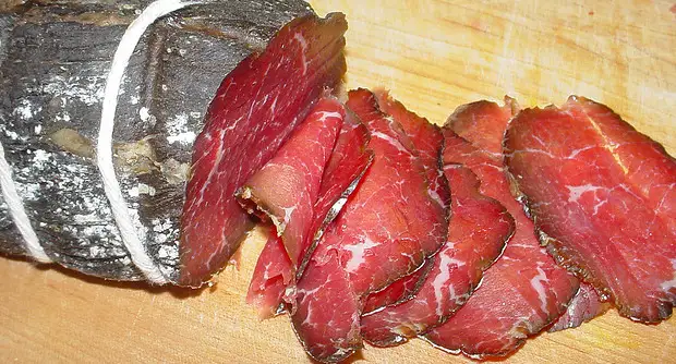 Wie man Bresaola, ein Trockenfleisch nach italienischer Art, kocht